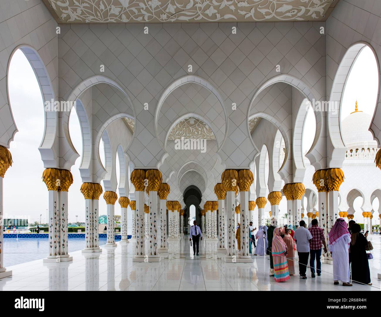 Sheikh zayed grand mosque interior hi-res stock photography and images ...