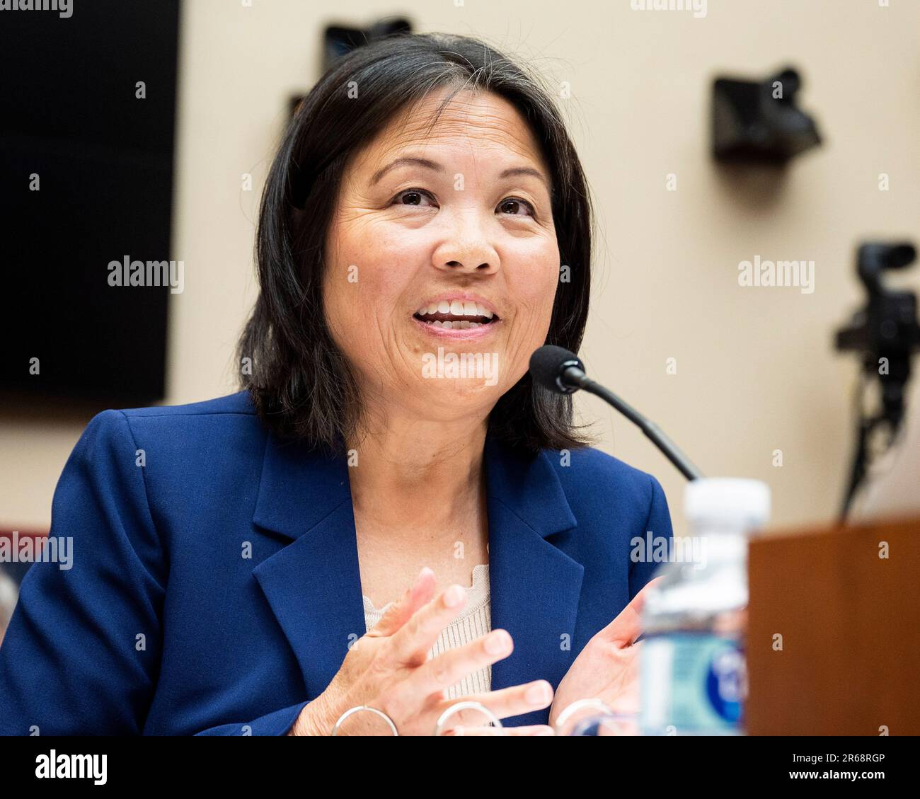 Julie su speaking hi-res stock photography and images - Alamy