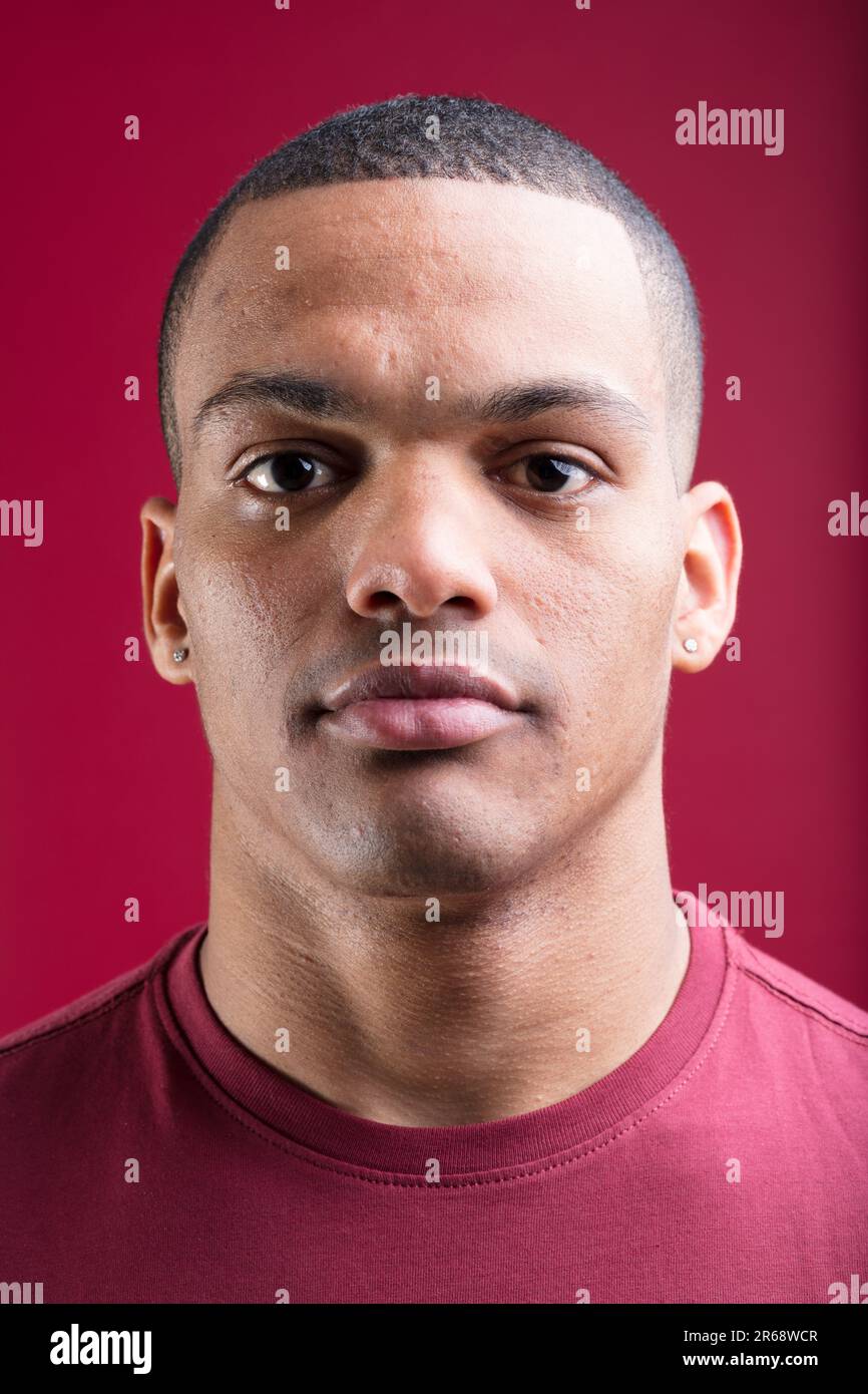 Frontal view of serious Afro-American man, muscular, short hair ...