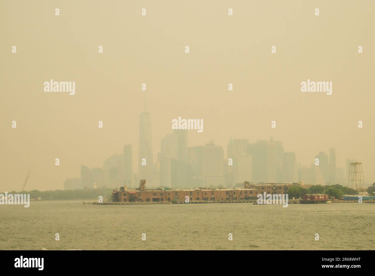 Nyc smoke pollution wildfires hi-res stock photography and images - Alamy