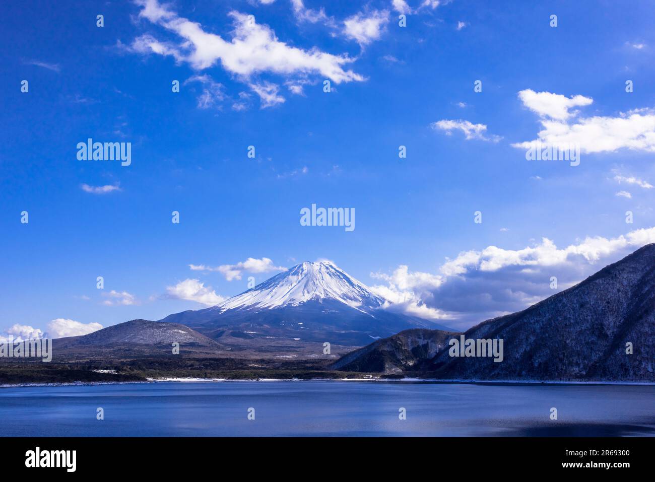 Mt Fuji from Lake Motosuko Stock Photo - Alamy