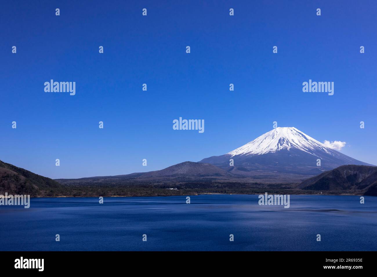 Mt Fuji from Lake Motosuko Stock Photo - Alamy