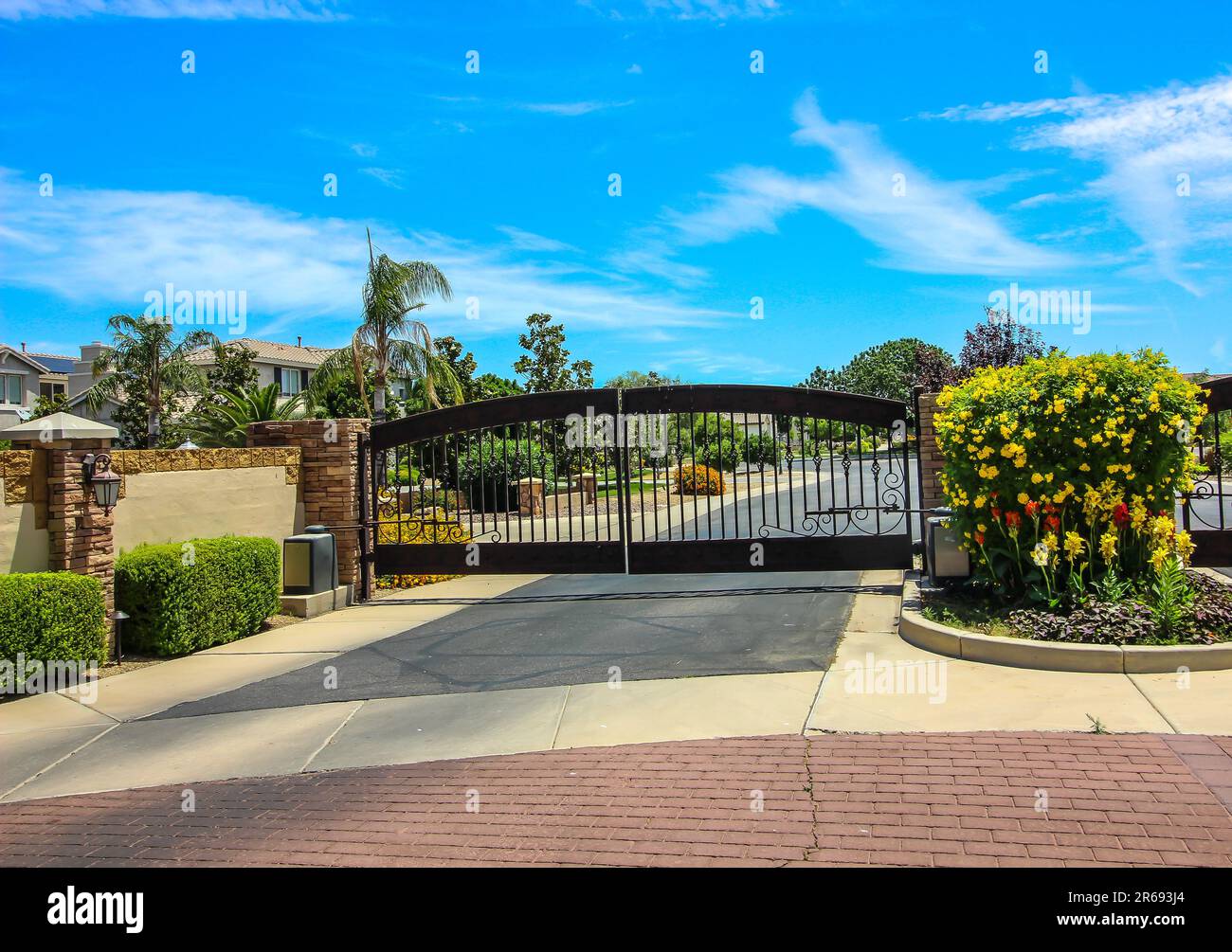 Gates gate housing hi-res stock photography and images - Alamy