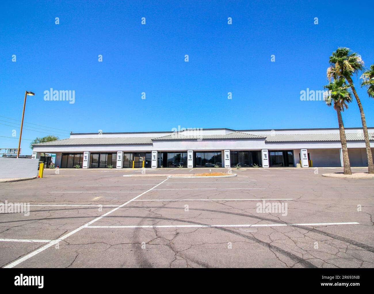 Storefront large glass windows hi-res stock photography and images - Alamy