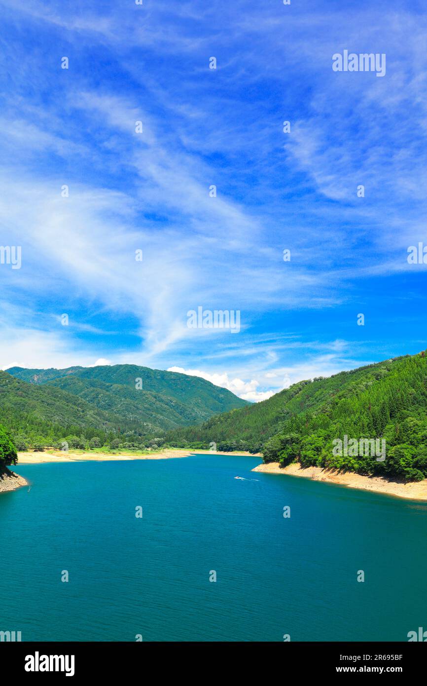 Lake Kuzuryu and mountain range Stock Photo - Alamy
