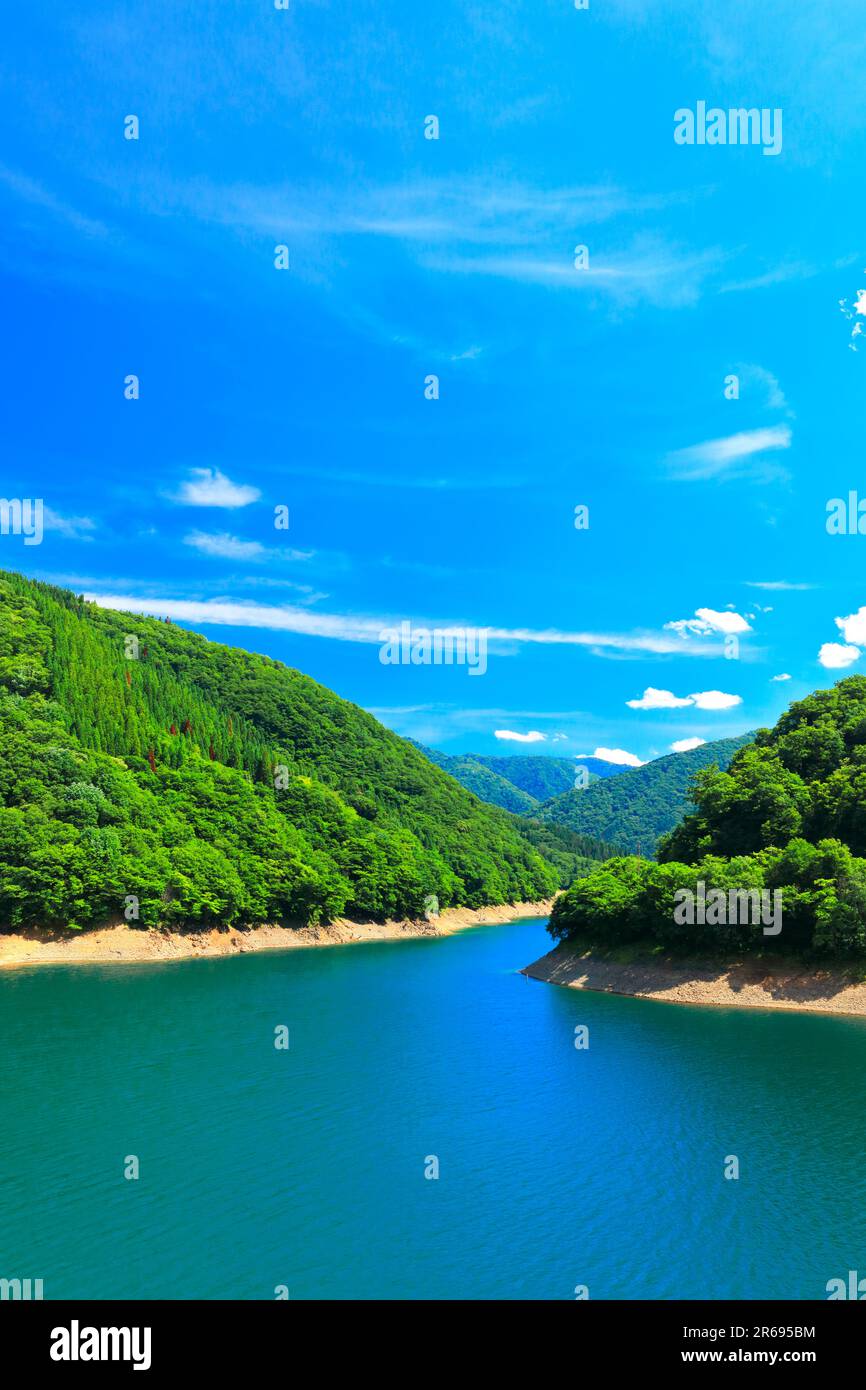 Lake Kuzuryu and mountain range Stock Photo - Alamy