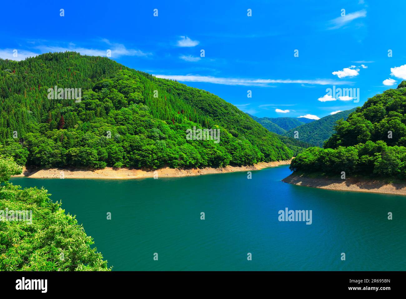 Lake Kuzuryu and mountain range Stock Photo - Alamy