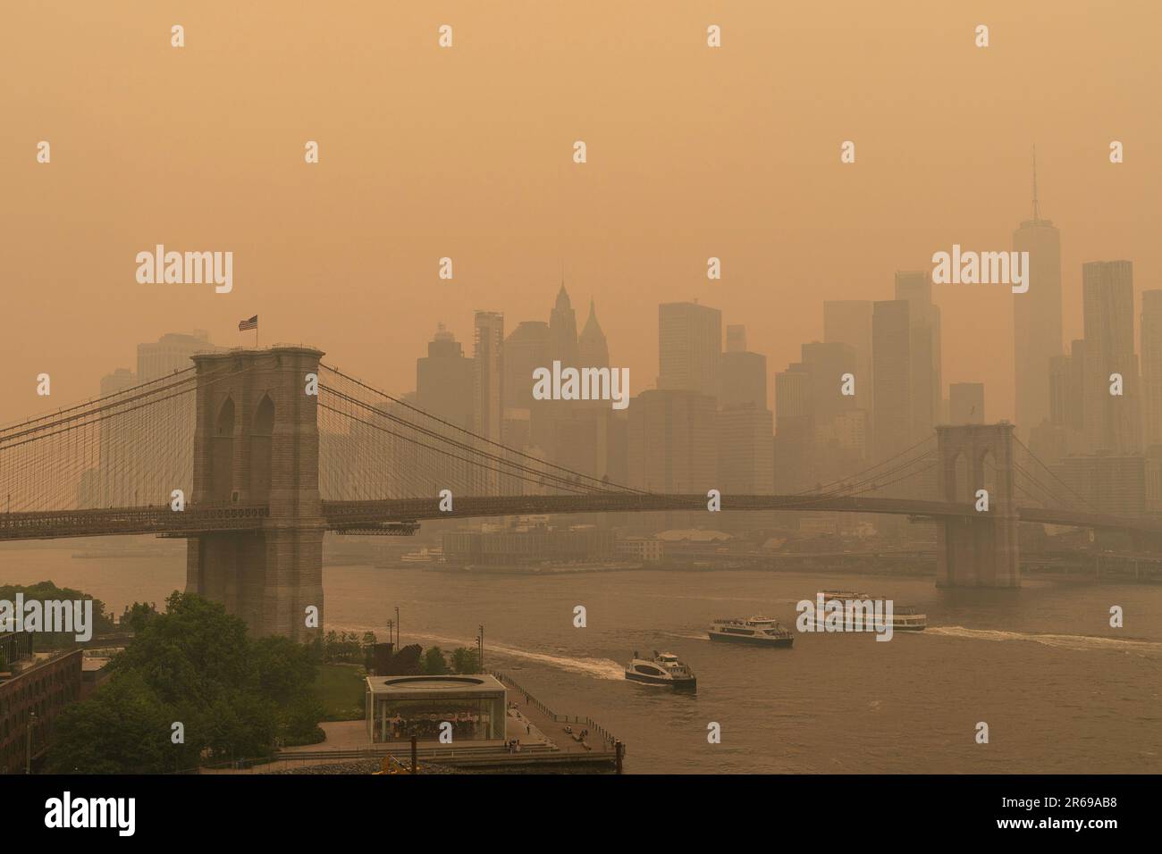 New york city canadian wildfire smoke hi-res stock photography and ...