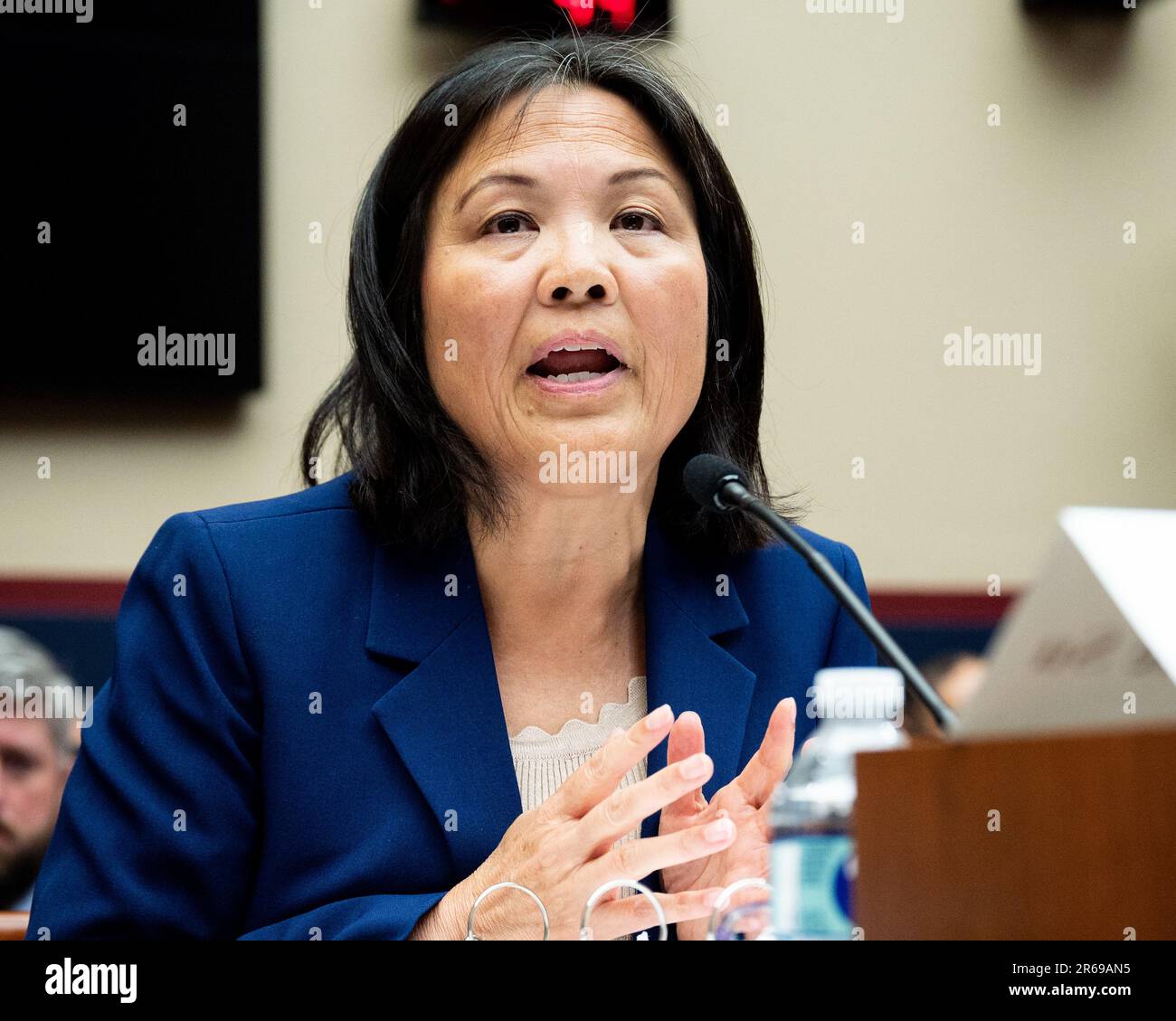 Julie su speaking hi-res stock photography and images - Alamy