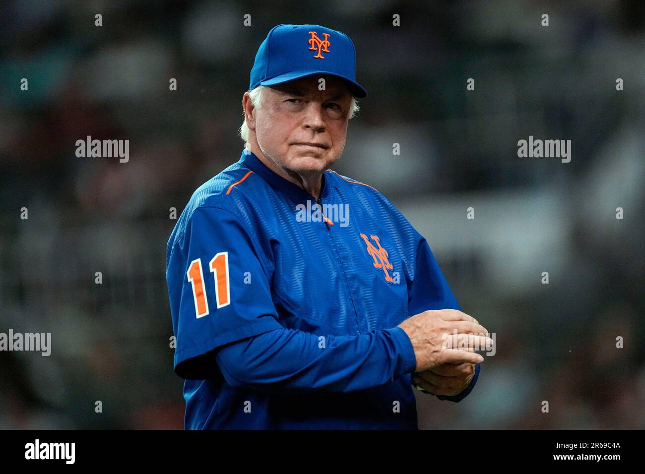 New York Mets manager Buck Showalter walks back to the dugout after ...