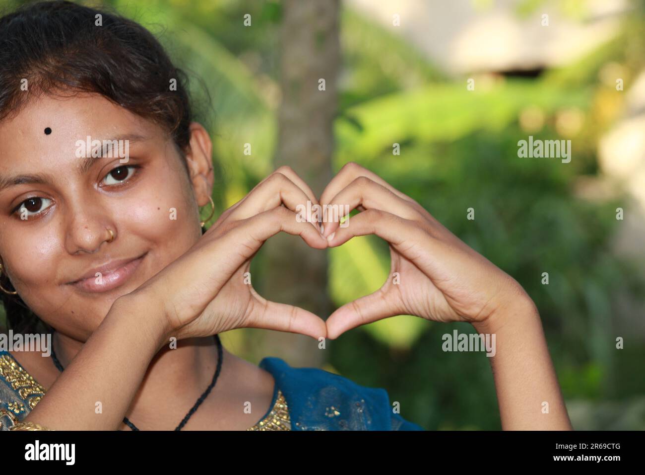Beautiful young Indian Girl in a outdoor Stock Photo - Alamy
