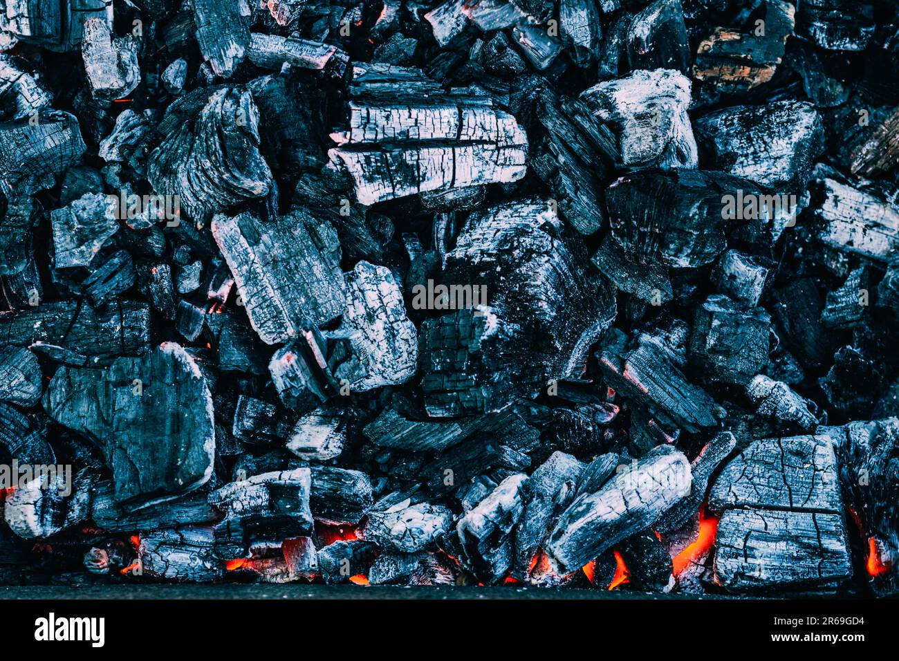 Coals smolder in barbecue hi-res stock photography and images - Alamy