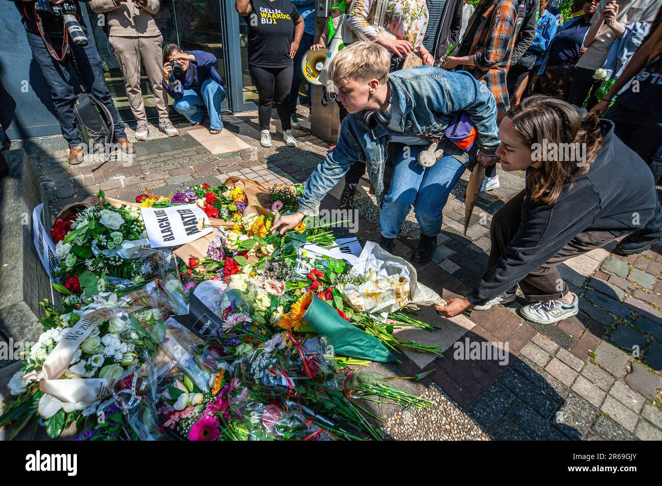 Protesters place flowers and placards on the steeps of the Belgium ...
