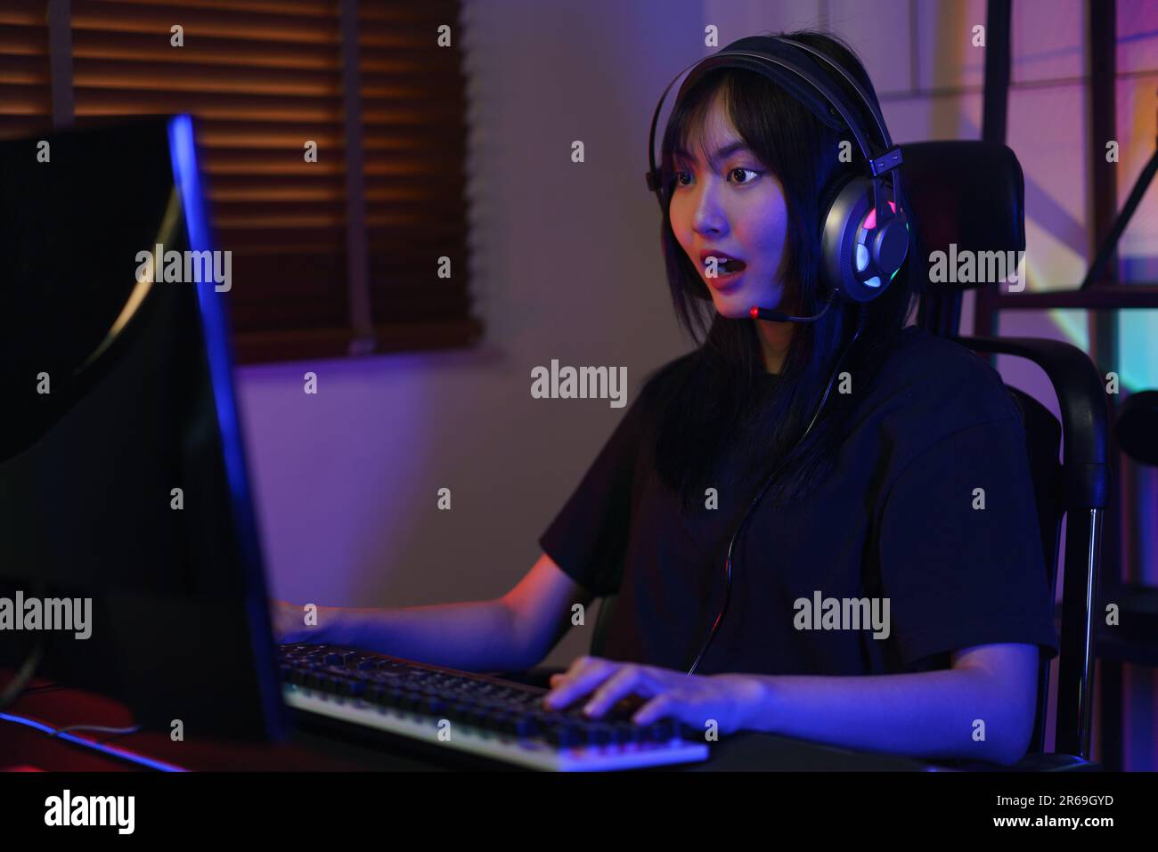 Female asian game programmer hi-res stock photography and images - Alamy