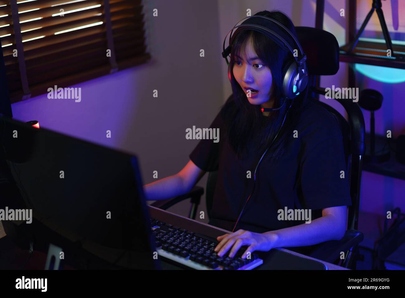 Female asian game programmer hi-res stock photography and images - Alamy