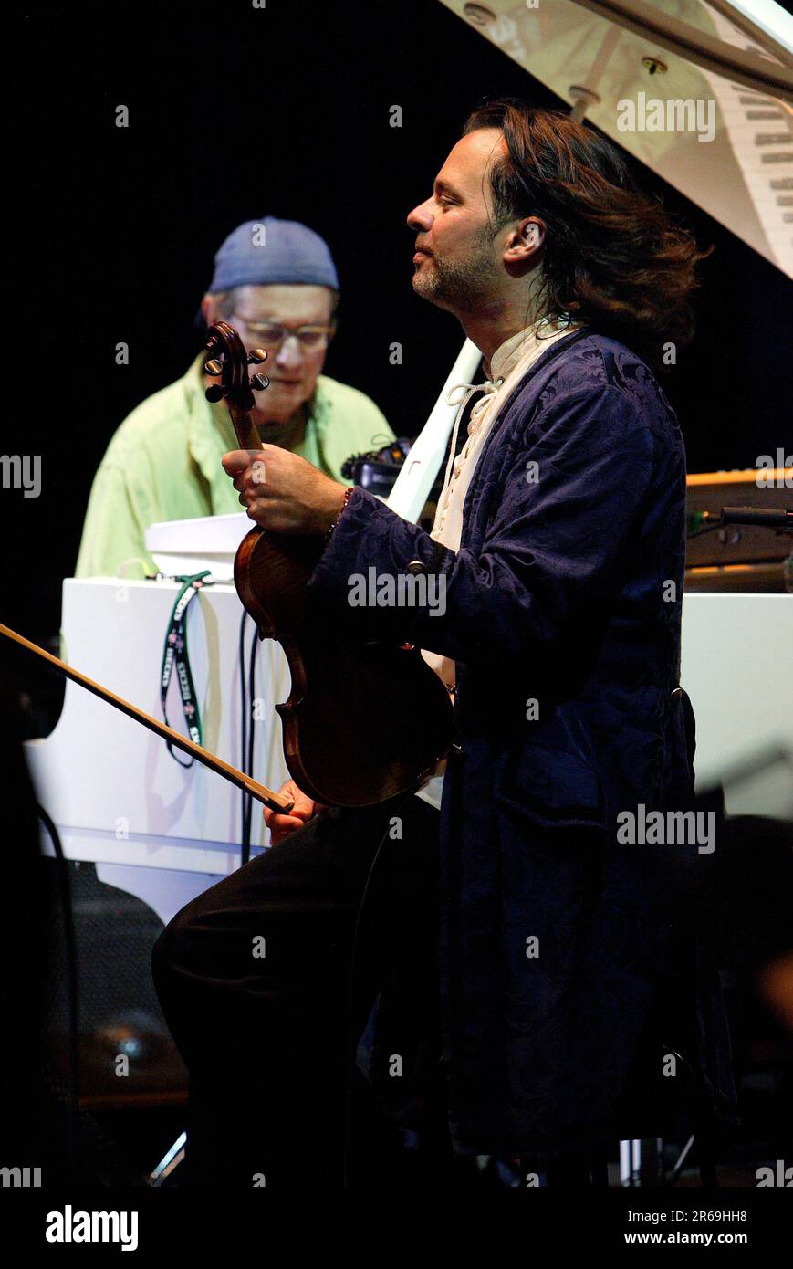 Pianist Don Grusin and violinist Charlie Bisharat of Oscar Castro-Neves ...