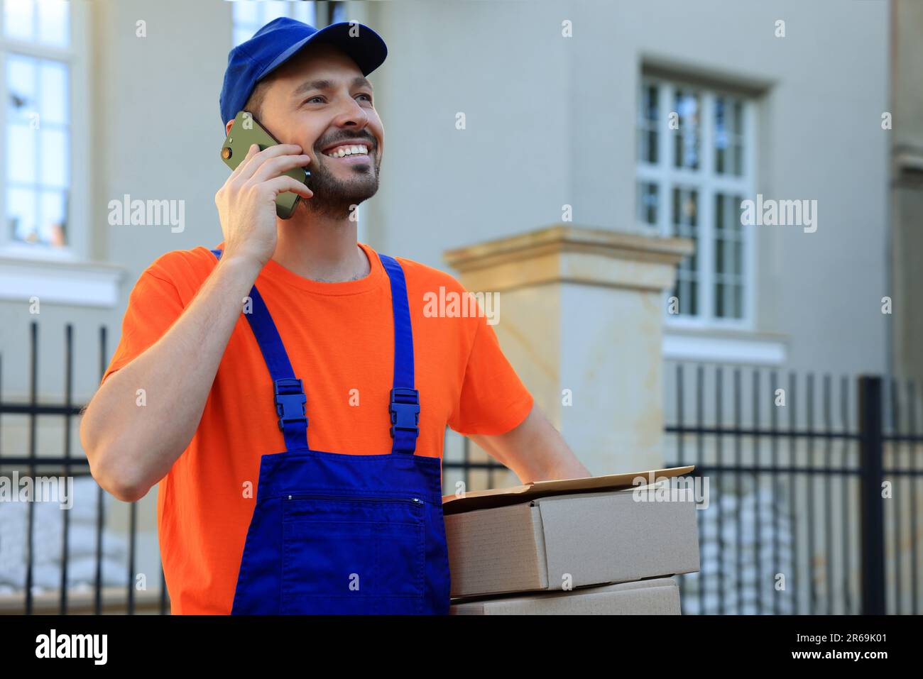 Delivery logistics boxes smartphone hi-res stock photography and images ...