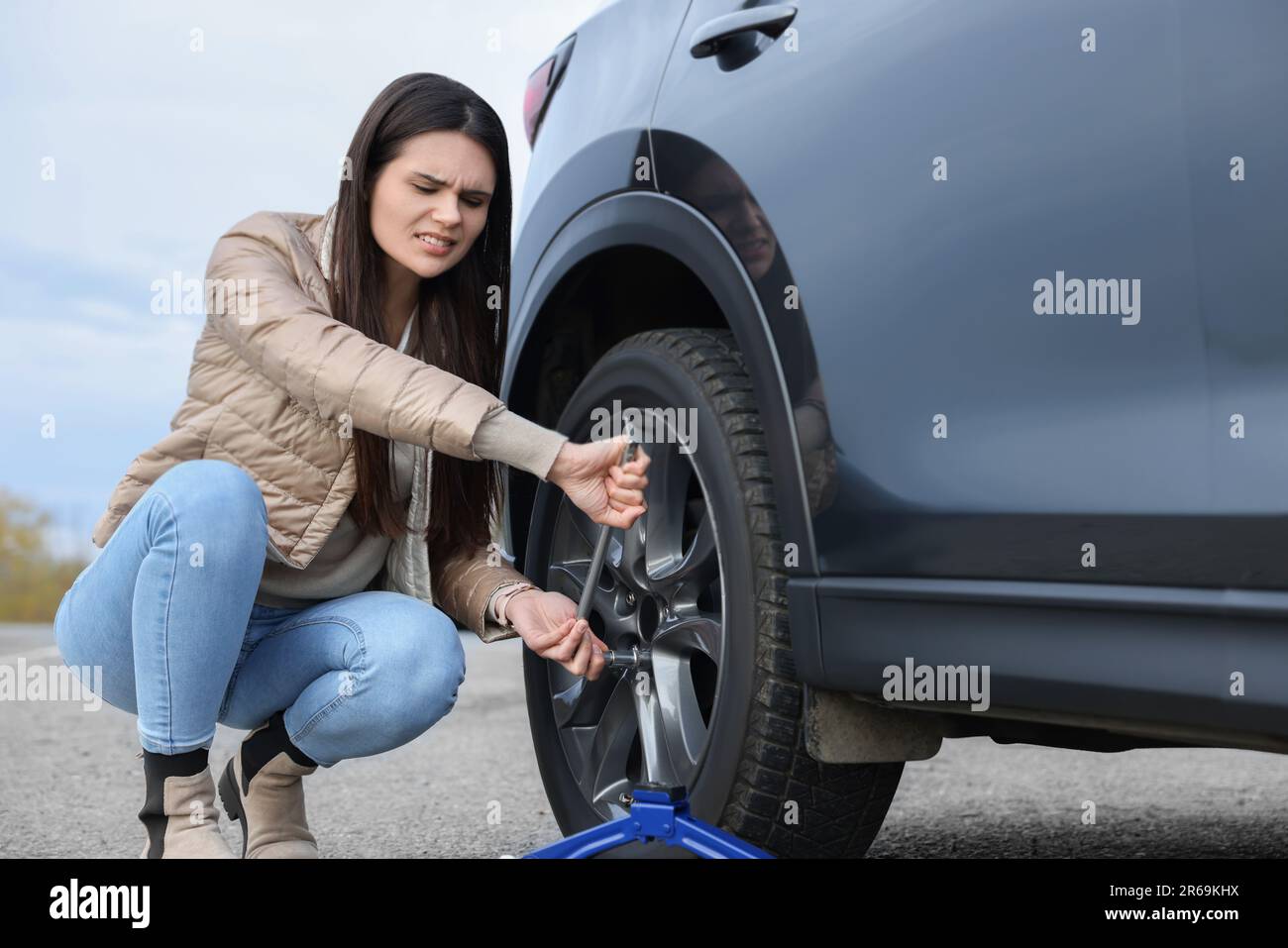 Female driver changing car tyre hi-res stock photography and images - Alamy