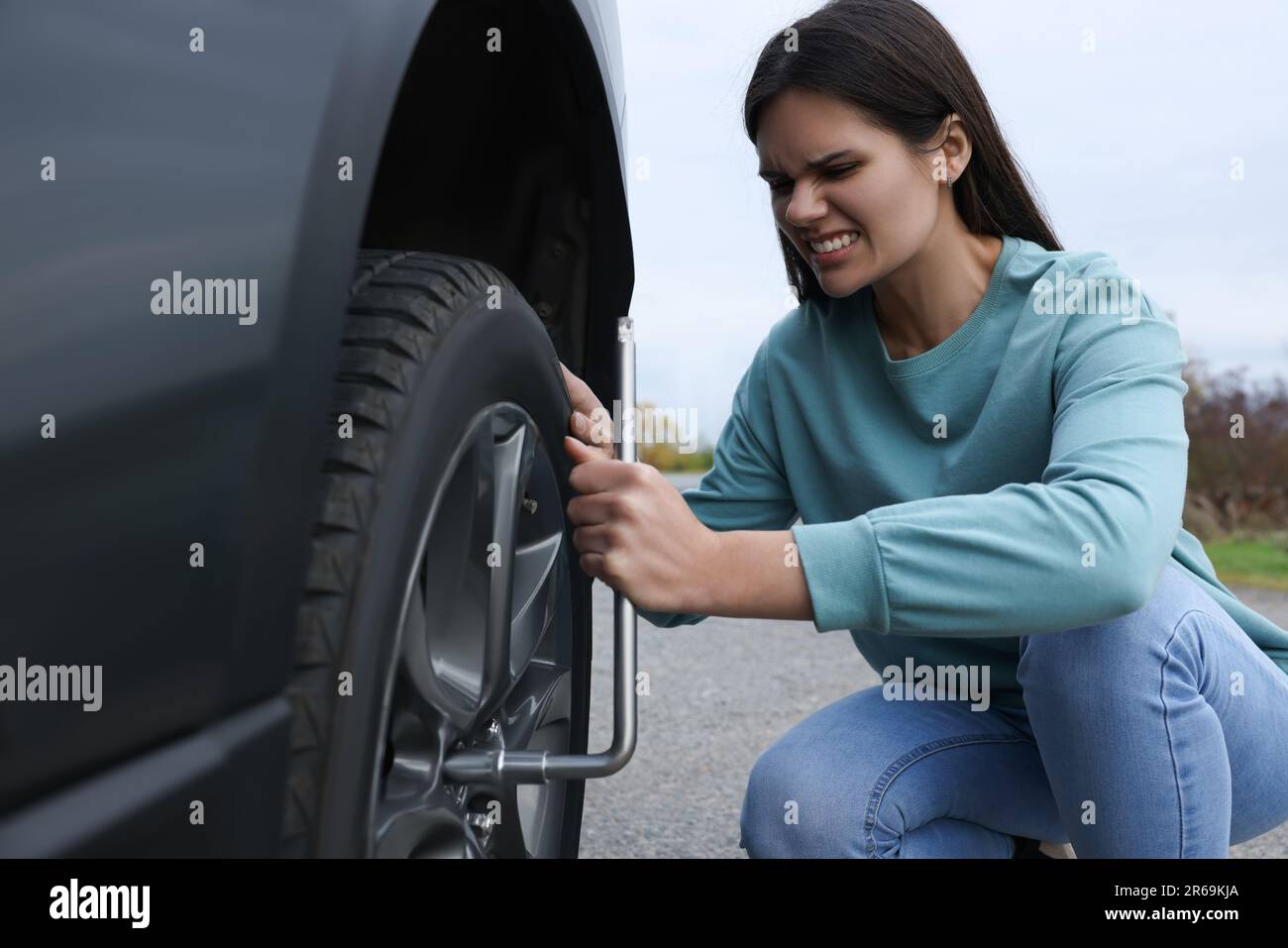 Female changing tire wheel hi-res stock photography and images - Alamy