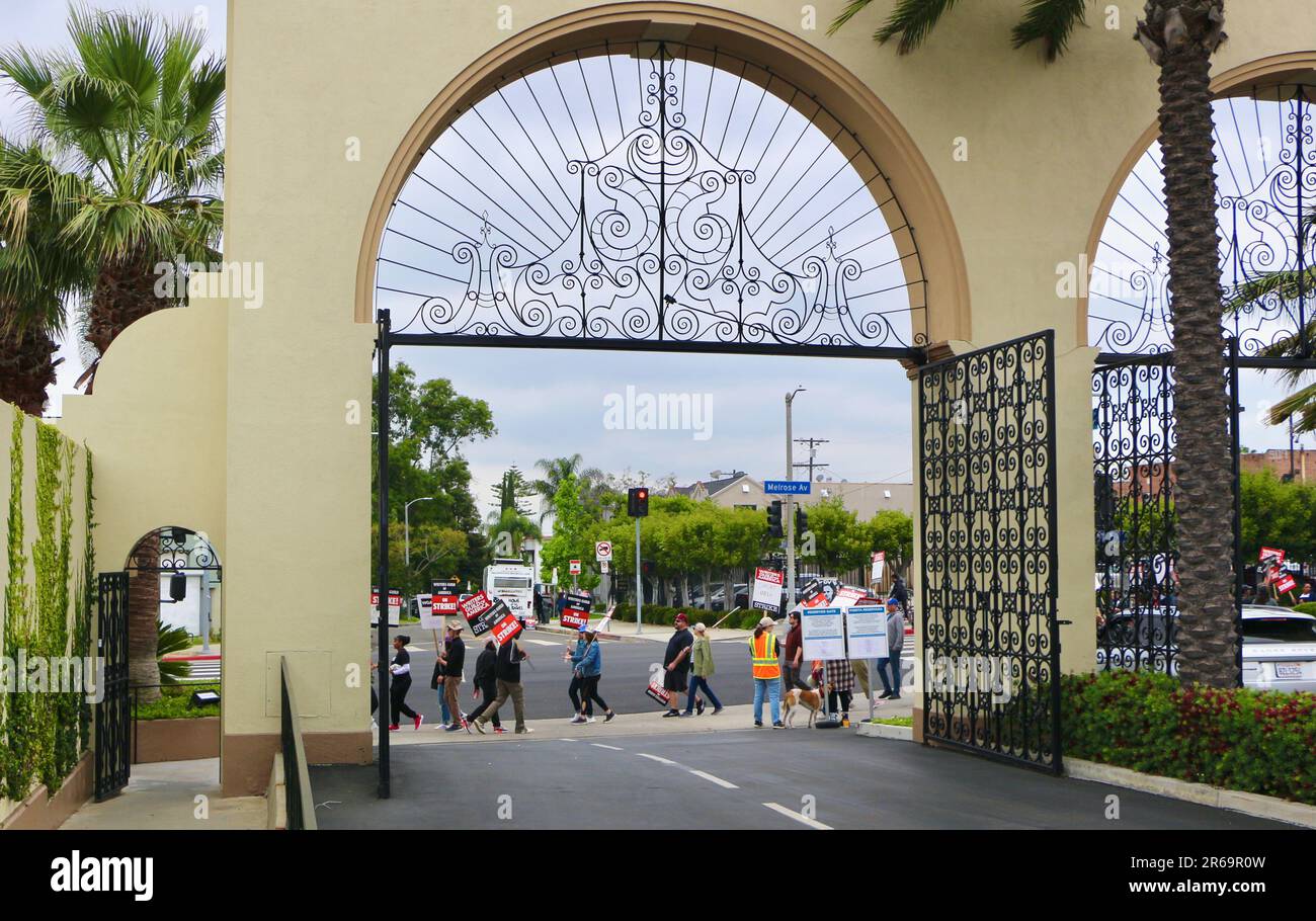 Paramount pictures entrance gate hi-res stock photography and images ...