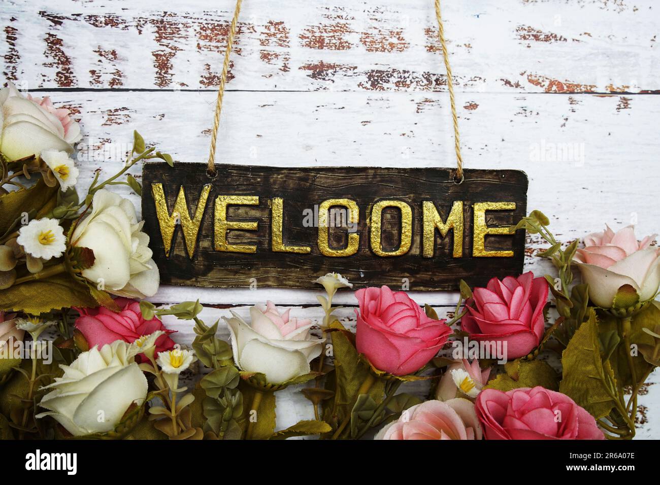 Welcome Sign with flowers frame decorate on wooden background Stock ...