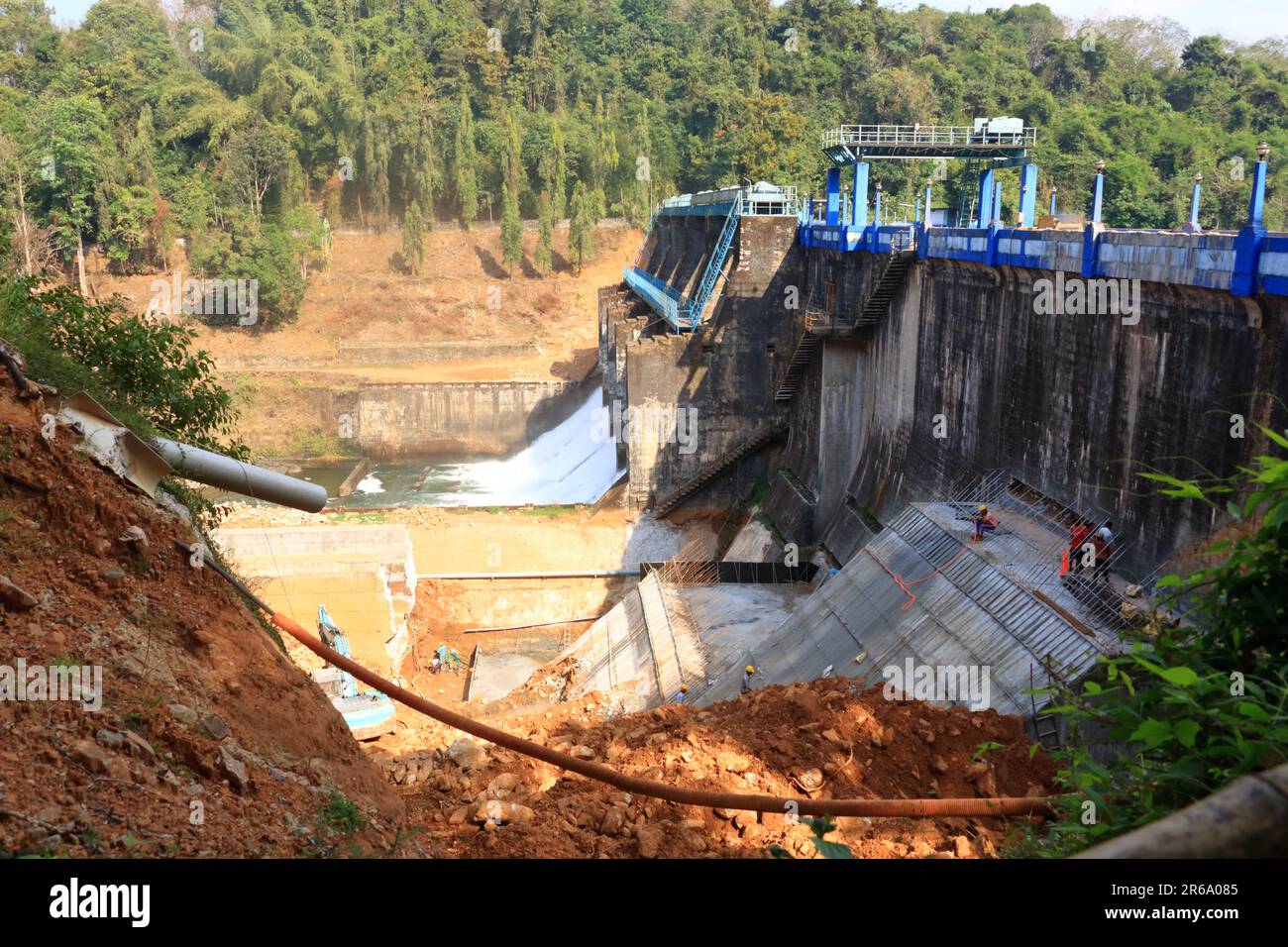 construction workers do maintenance at peruvannamuzhi (peruvannamoozhi ...