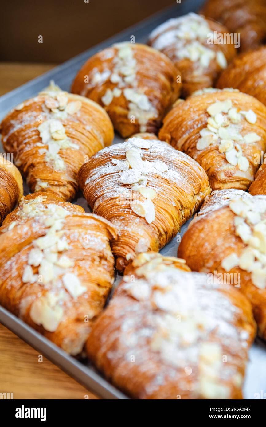Sprinkle the finished croissants on a baking sheet with almond flakes ...