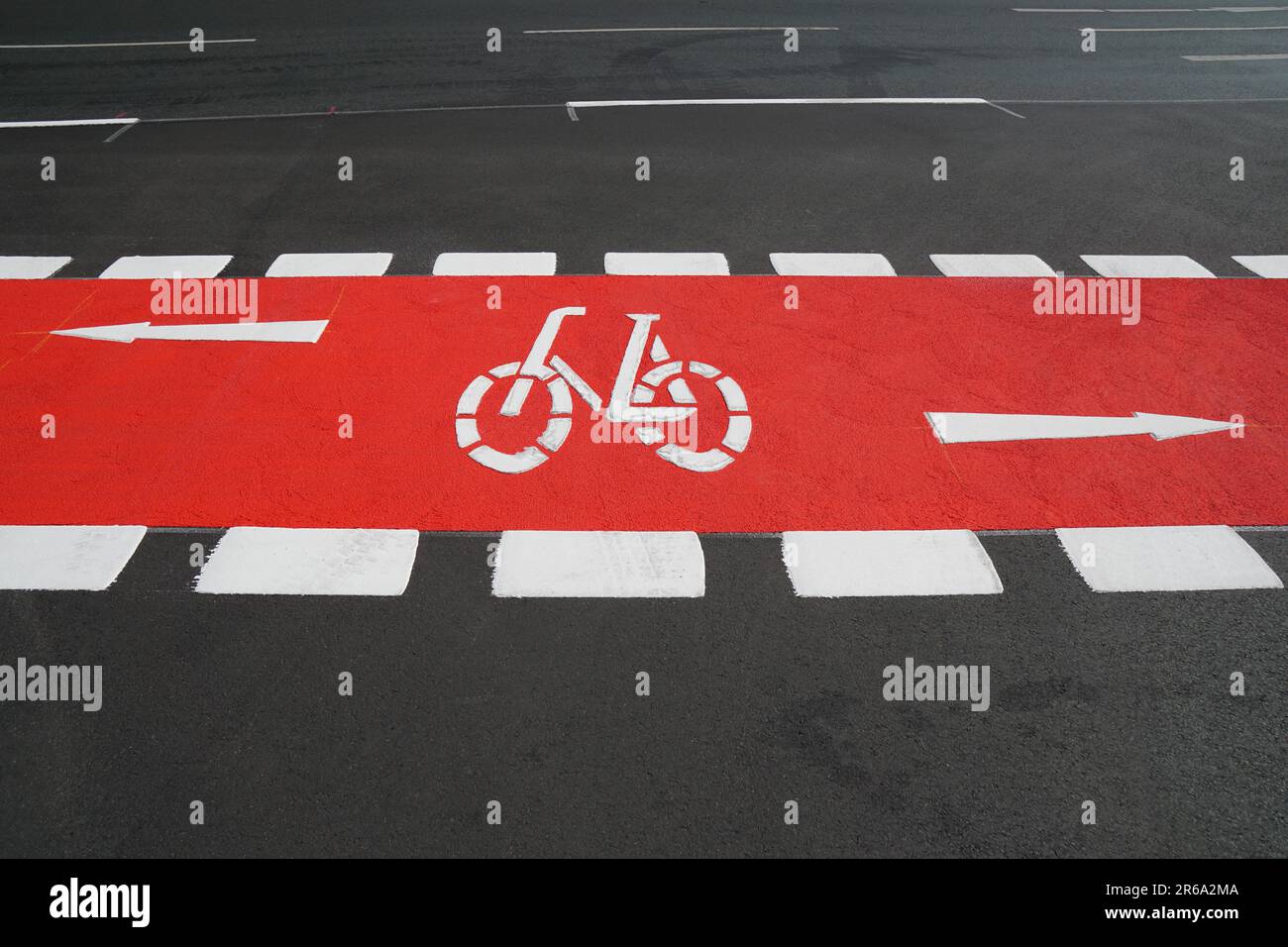designated cycleway bike lane painted vibrant red Stock Photo - Alamy