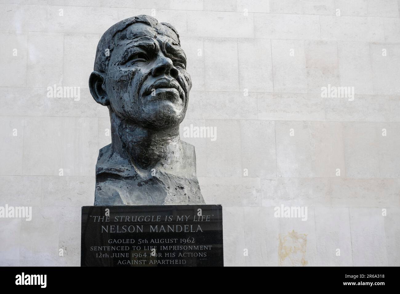 Bust of Nelson Mandela, artist Ian Walters, Royal Festival Hall, London ...