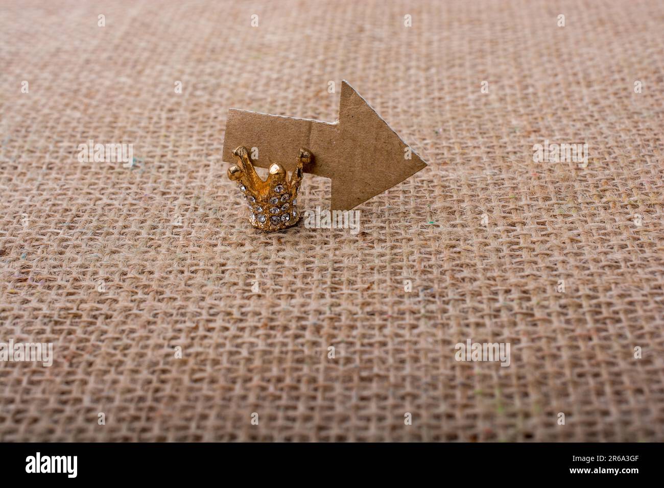 Arrow crown hi-res stock photography and images - Alamy