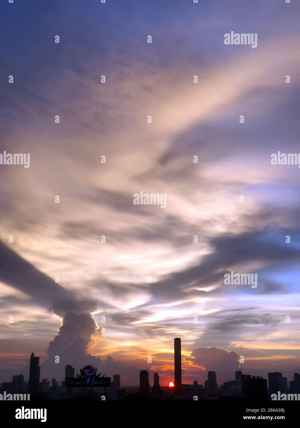 Skyline and nature hi-res stock photography and images - Alamy