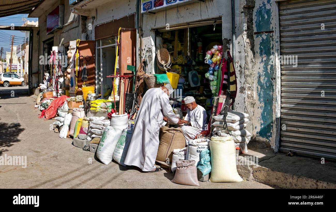 Traditional clothes oman hi-res stock photography and images - Alamy