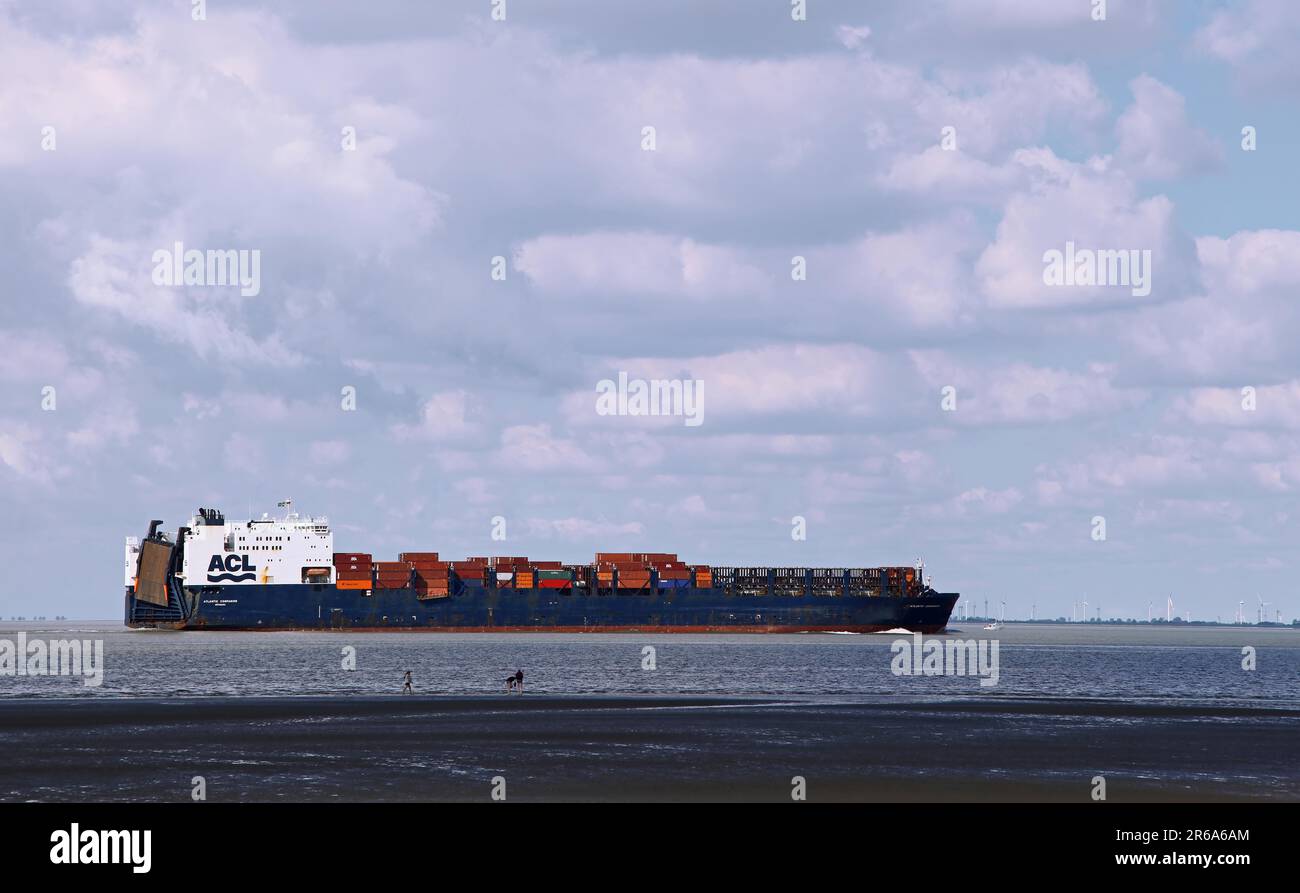 Atlantic Companian on the Elbe, container ship Atlantic Companian Stock ...