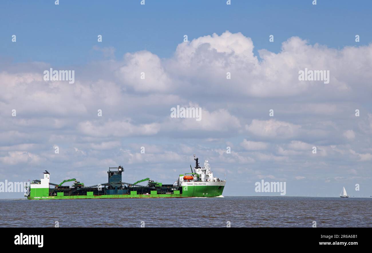 Barge excavator excavator on barge hi-res stock photography and images ...