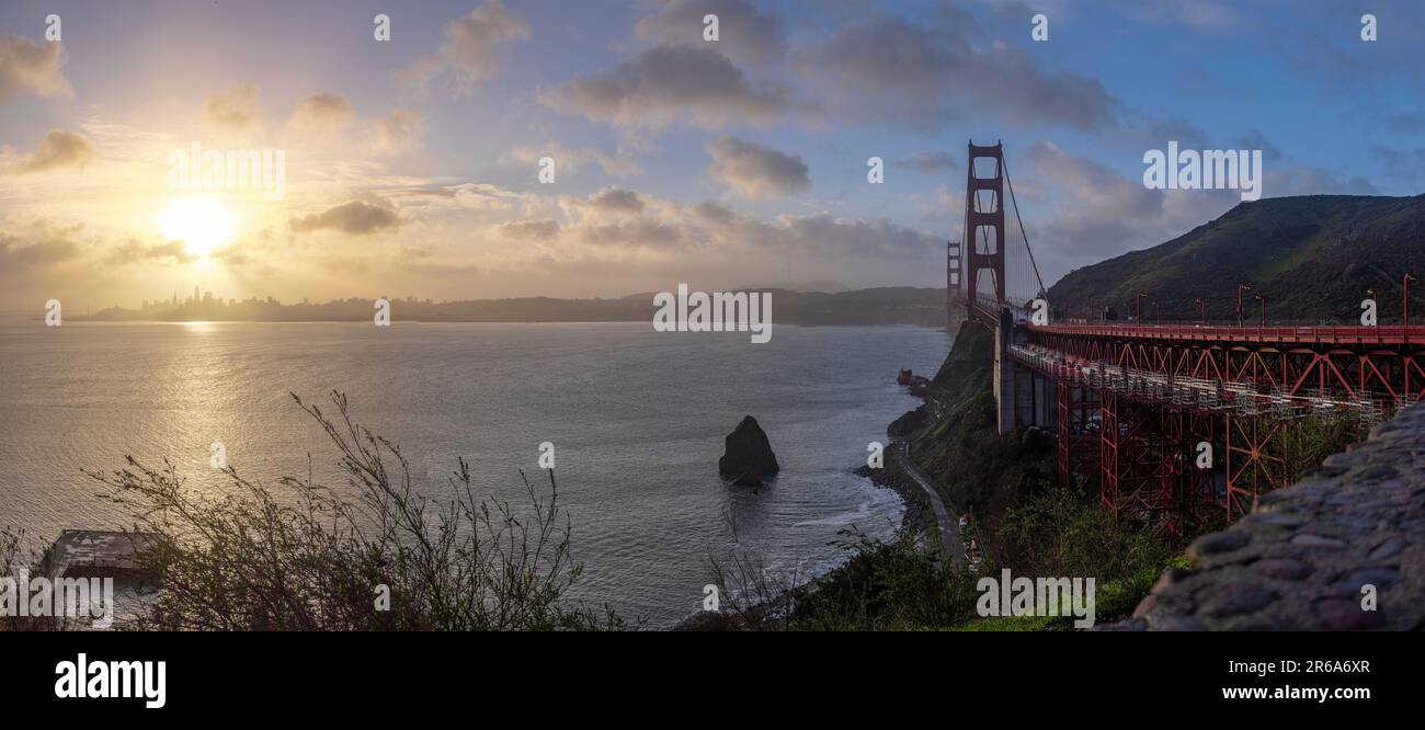 Great panoramic view of the fabulous Golden Gate Bridge seen from one ...