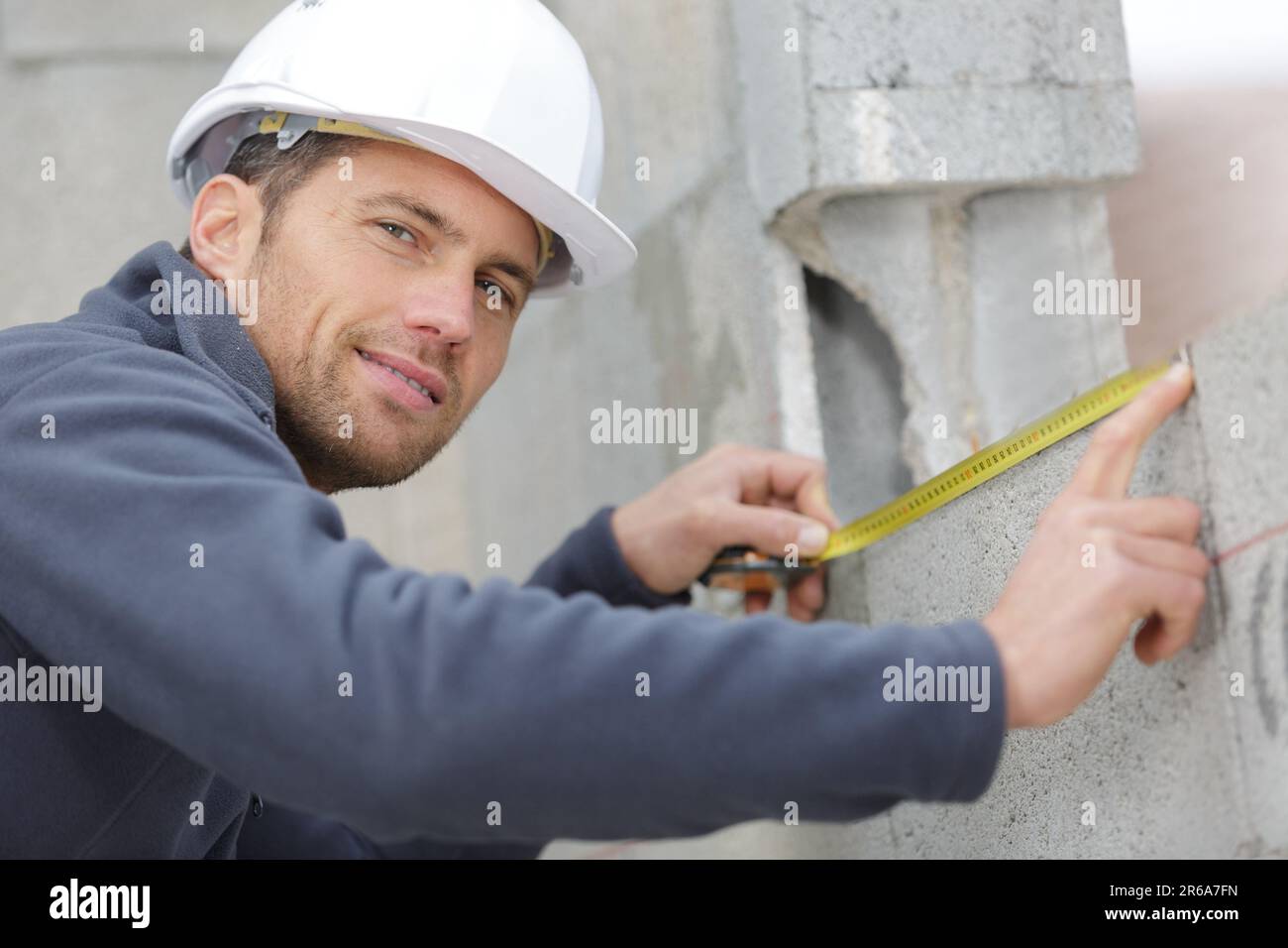 a builder measures a wall Stock Photo - Alamy
