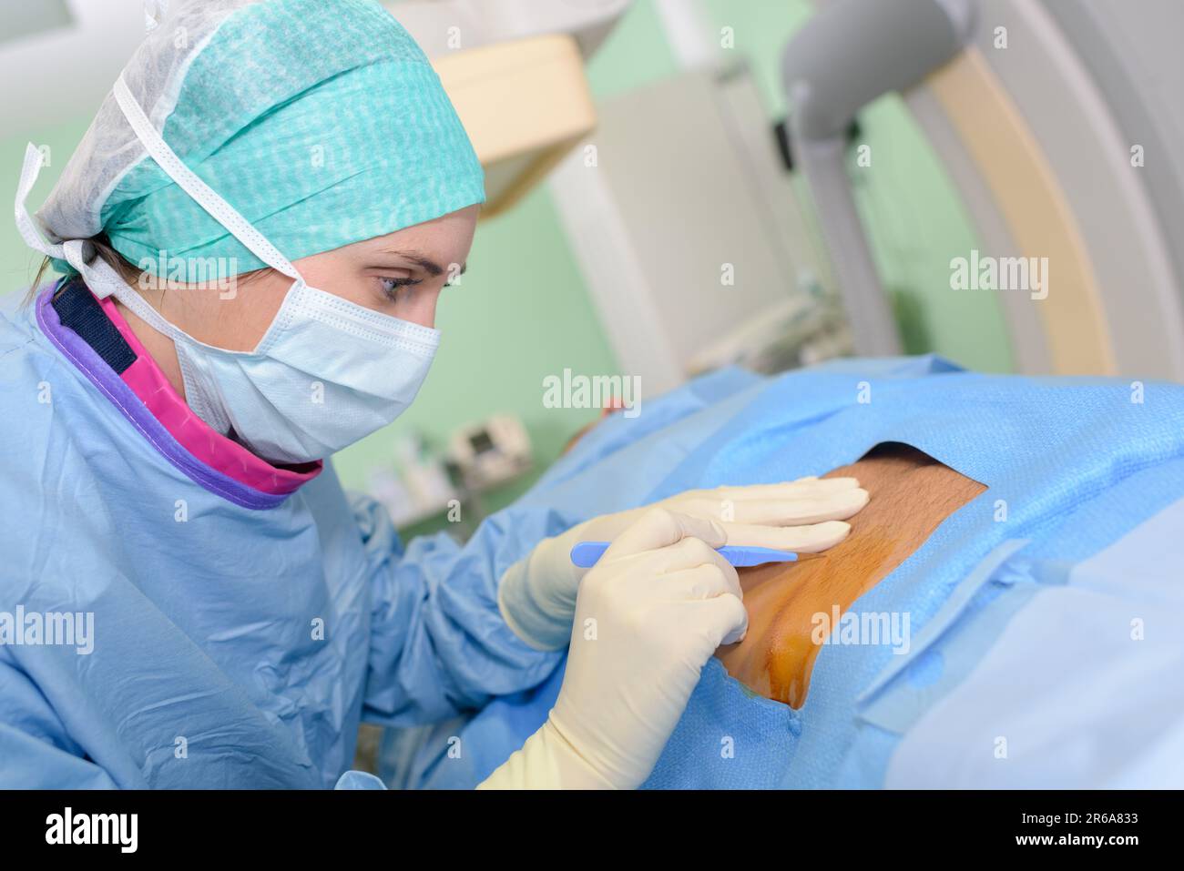 Operating surgeon keyhole surgery hi-res stock photography and images ...