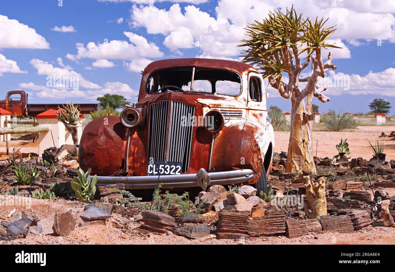 Verrosteter Oldtimer am Stra Stock Photo - Alamy