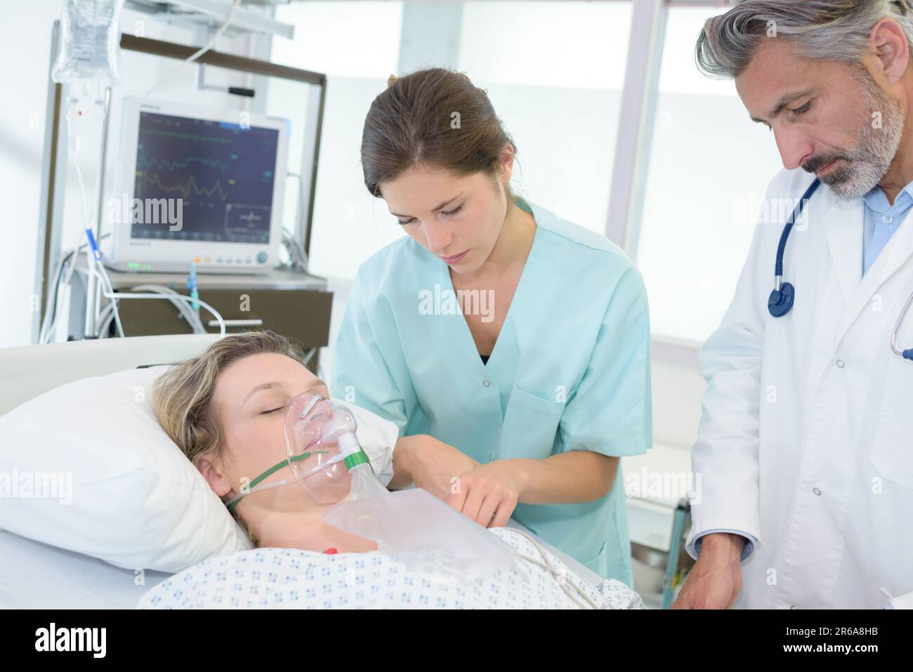 patient wearing oxygen mask lying on bed in hospital Stock Photo - Alamy