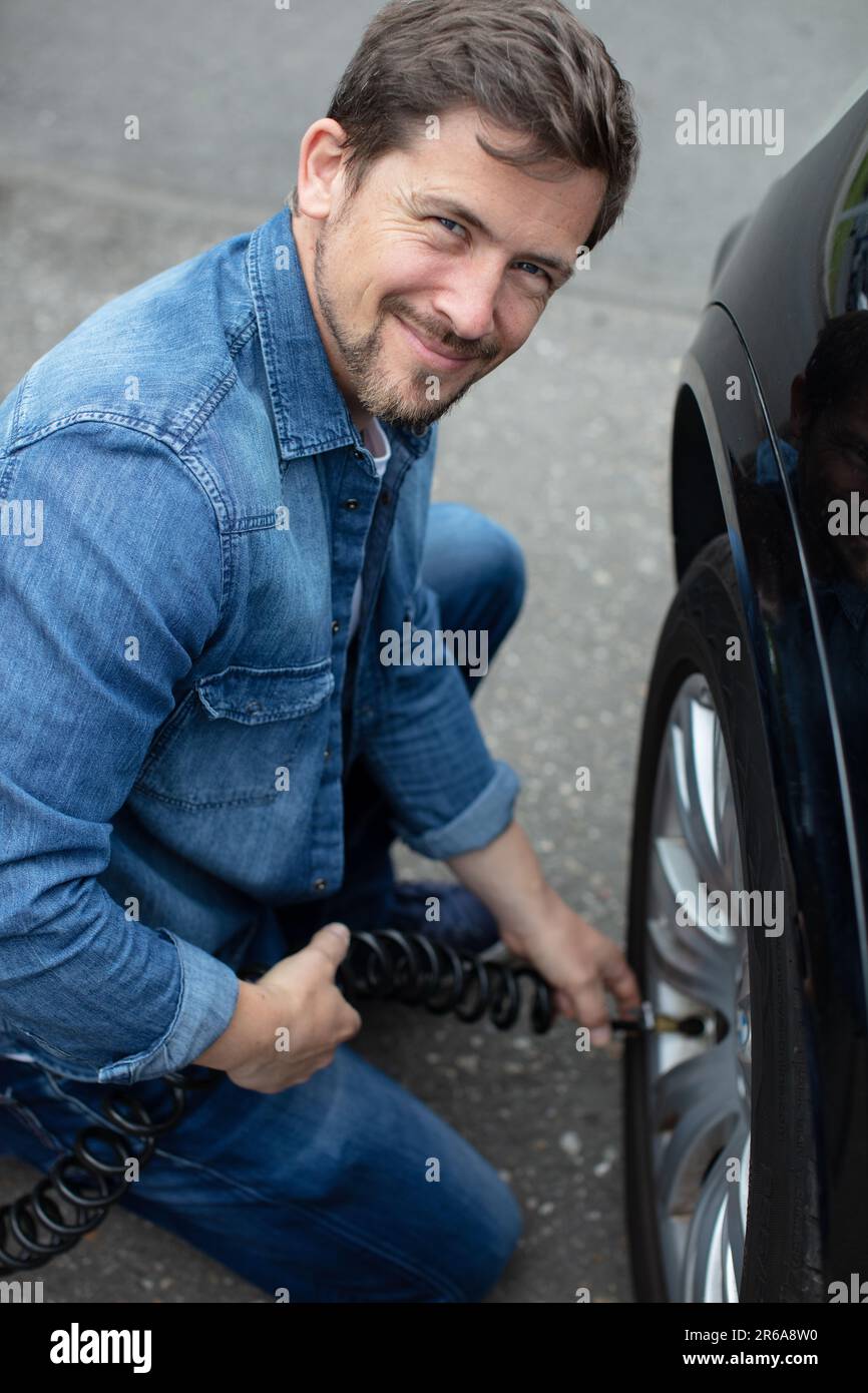 man inflating a car tyre Stock Photo - Alamy