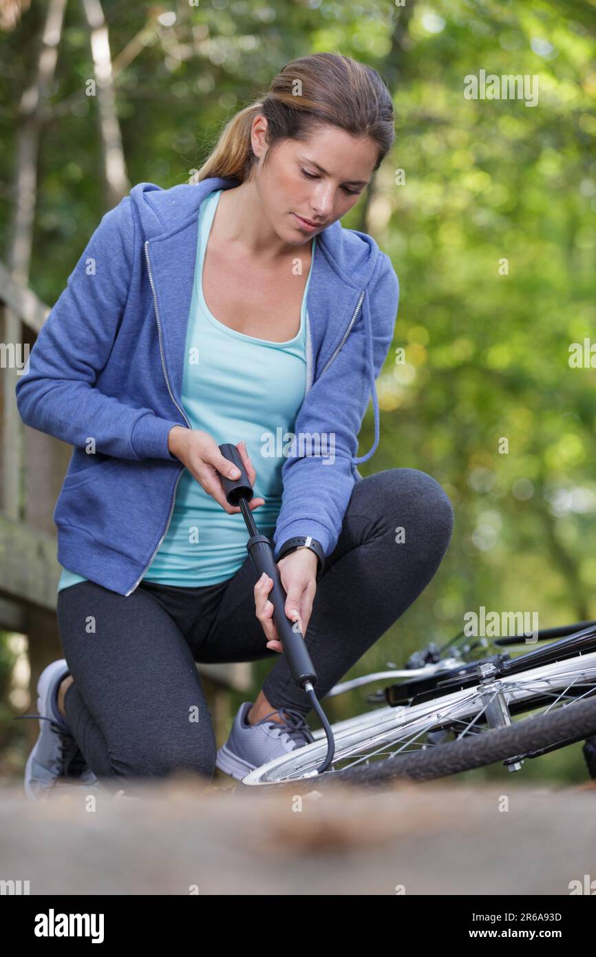 Flat tire woman fixing hi-res stock photography and images - Alamy