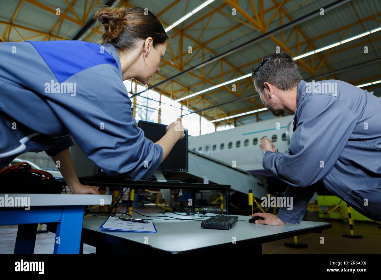 Commercial airline mechanic hi-res stock photography and images - Alamy
