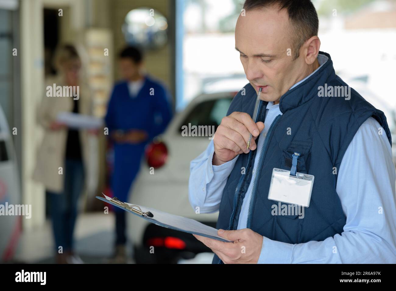 male manager with clipboard at car repair service Stock Photo - Alamy