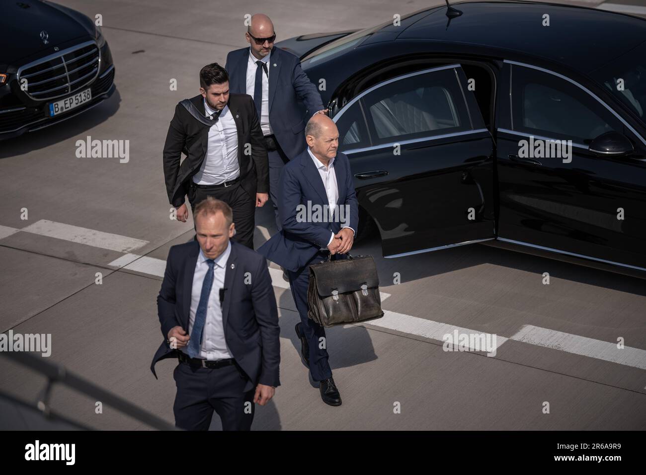 08 June 2023, Brandenburg, Schönefeld: German Chancellor Olaf Scholz (r ...