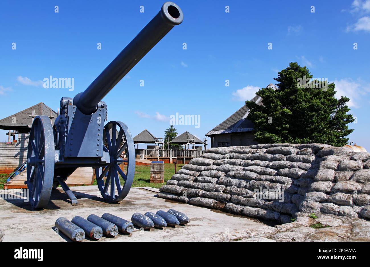 Long tom cannon hi-res stock photography and images - Alamy