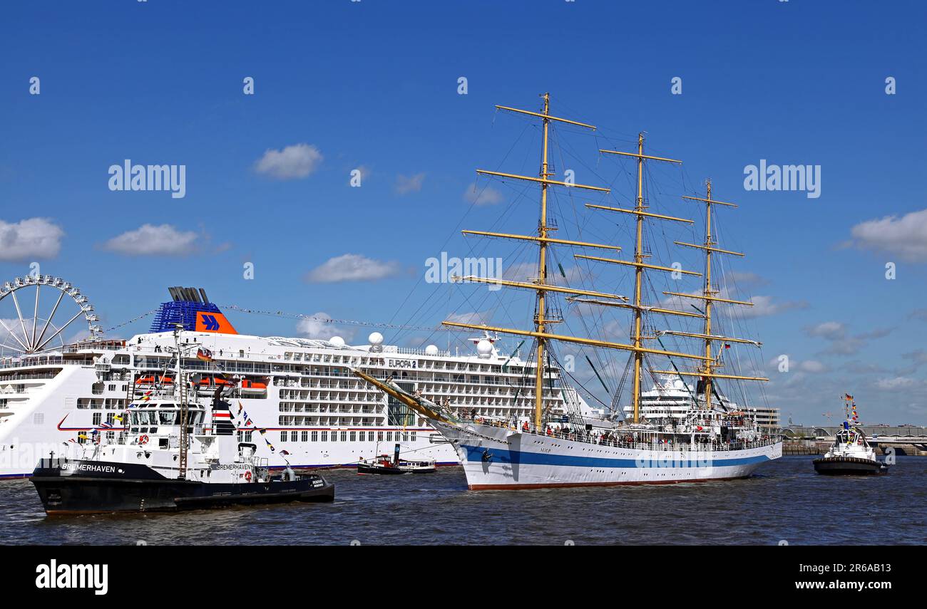 Sailing training ship MIR, impressions of the departure parade from the ...