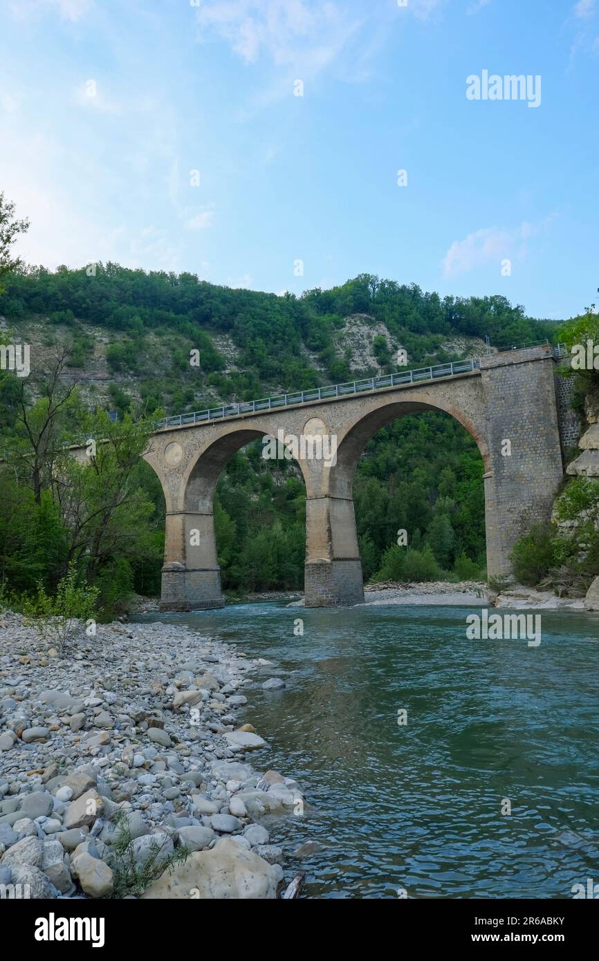 Viaduct arch roman hi-res stock photography and images - Alamy