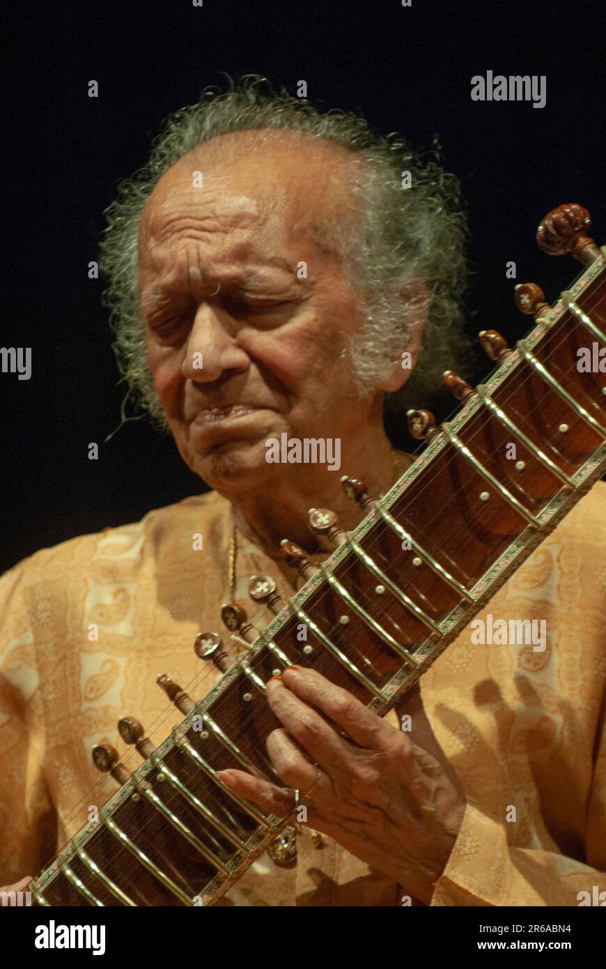Pandit Ravi Shankar, Indian sitarist, sitar virtuoso, playing musical ...