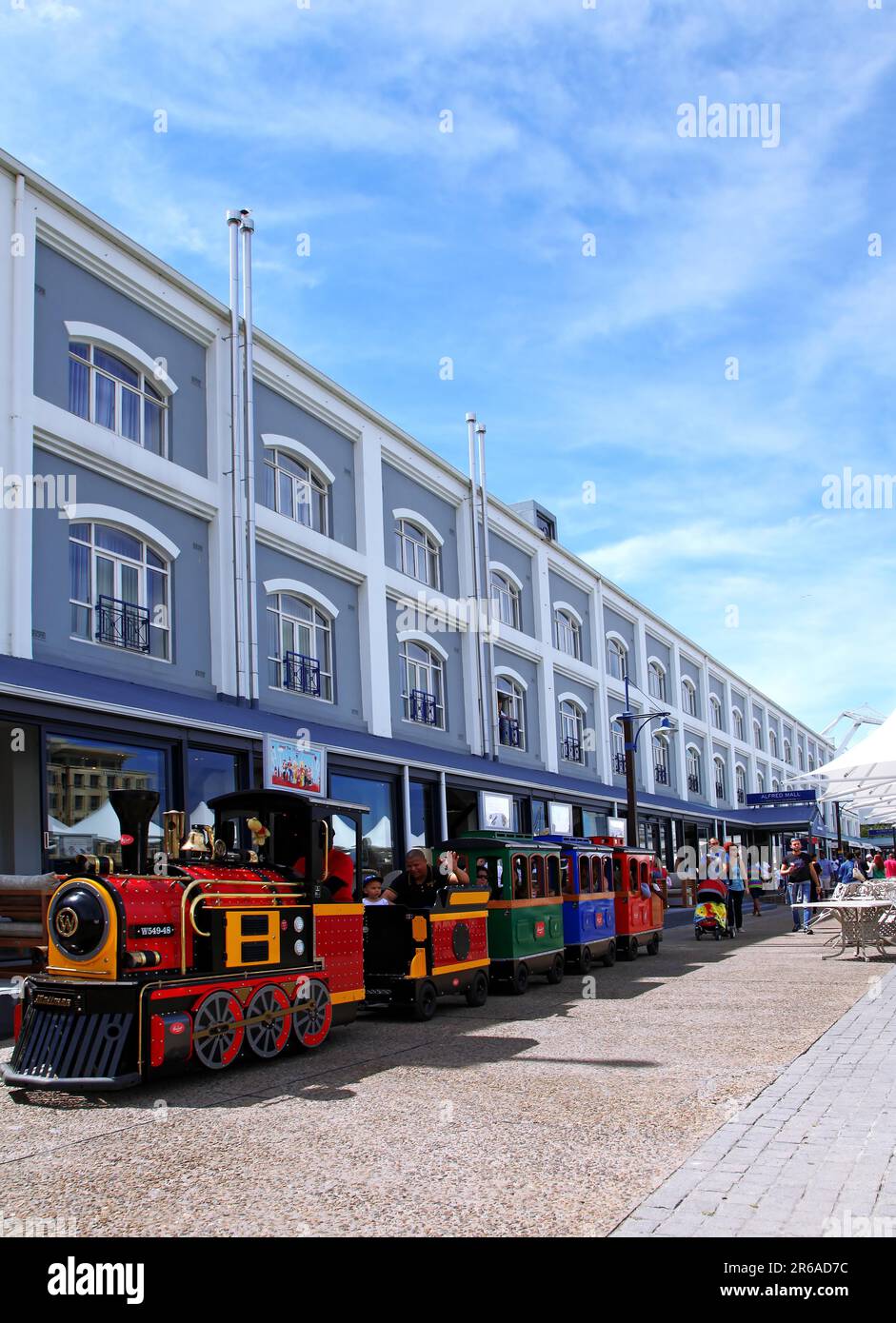 Zug an der Waterfront, Kapstadt, Table Mountain, small train at the ...