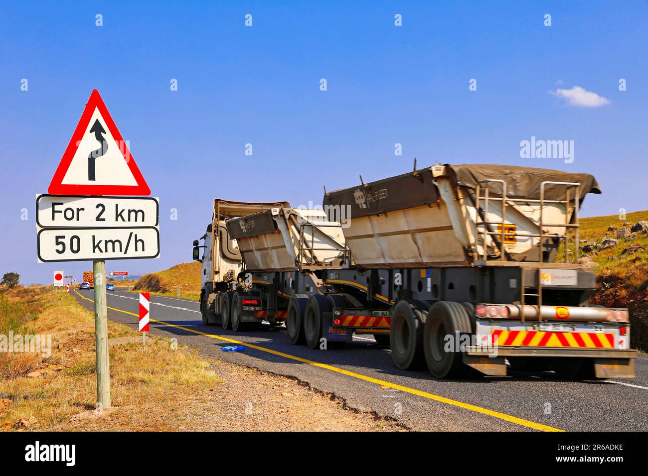 Schwerer Lkw auf dem Long Tom Pass, Mpumalanga, S Stock Photo - Alamy